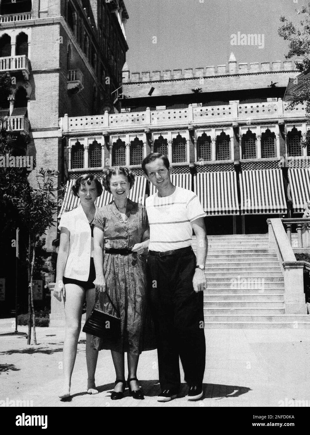 Mrs. Louise Tracy, wife of the famous actor Spencer Tracy, center ...