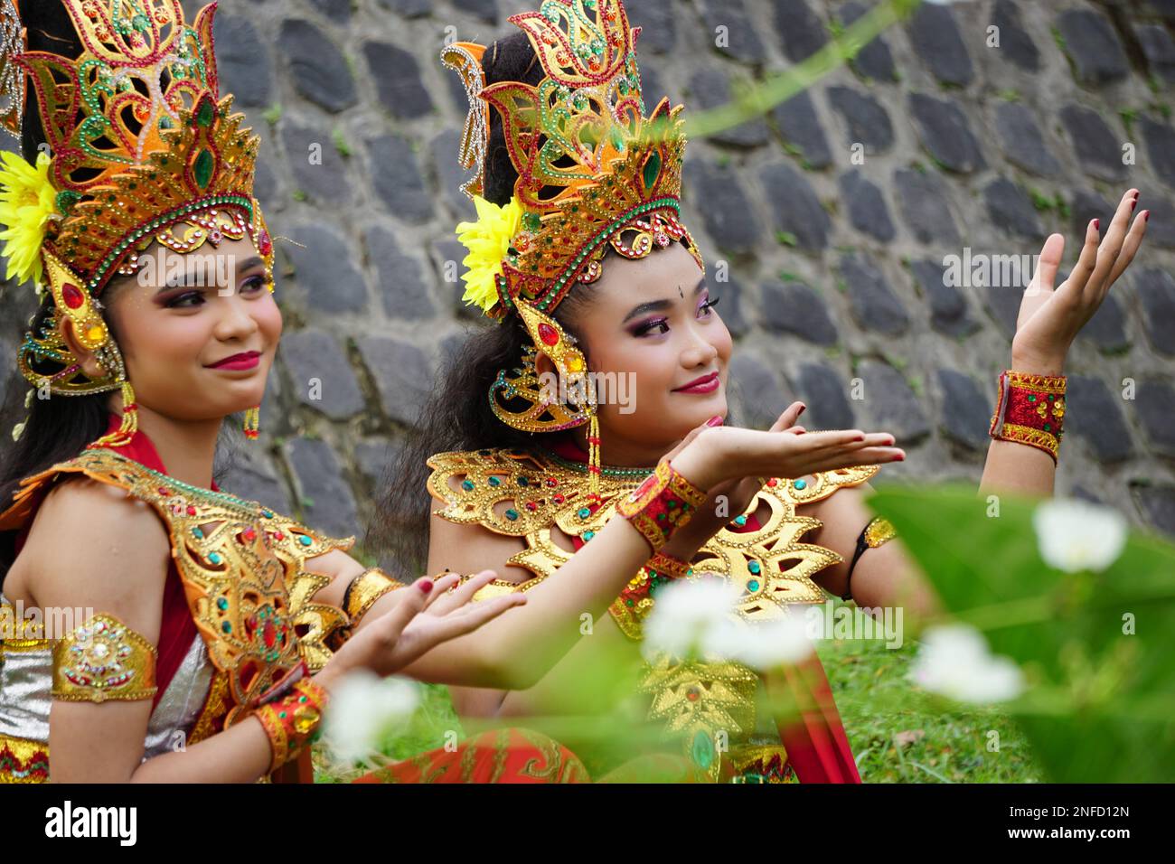 Indonesian traditional dancer with traditional clothes Stock Photo - Alamy