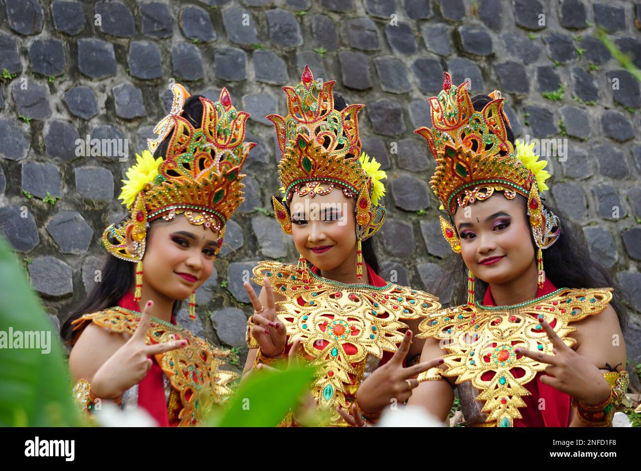 Indonesian traditional dancer with traditional clothes Stock Photo - Alamy