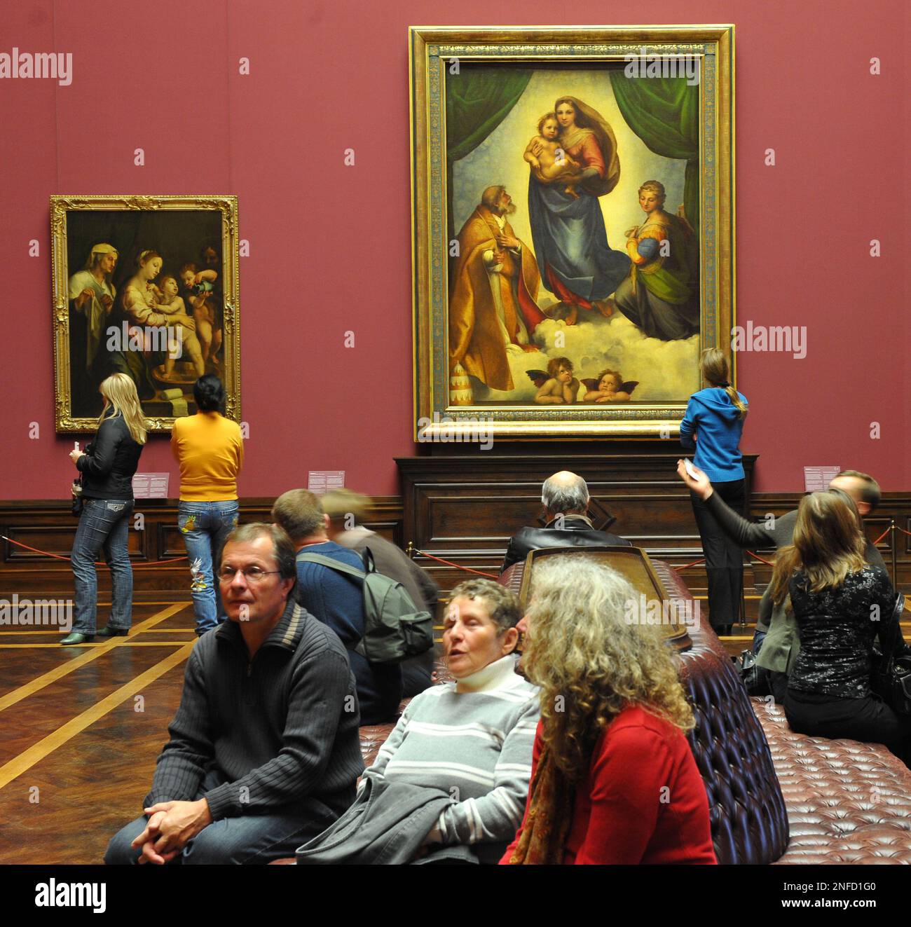 Besucher betrachten am Donnerstag, 30. Okt. 2008, in Dresden in der Gemaeldegalerie Alte Meister ...