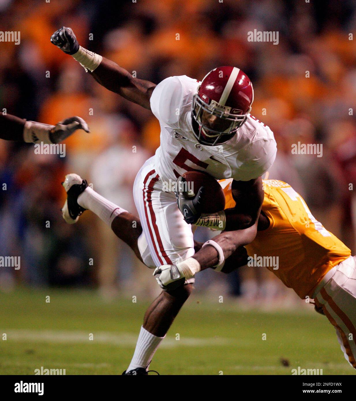 Alabama running back Roy Upchurch (5) cuts inside Tennessee defensive ...