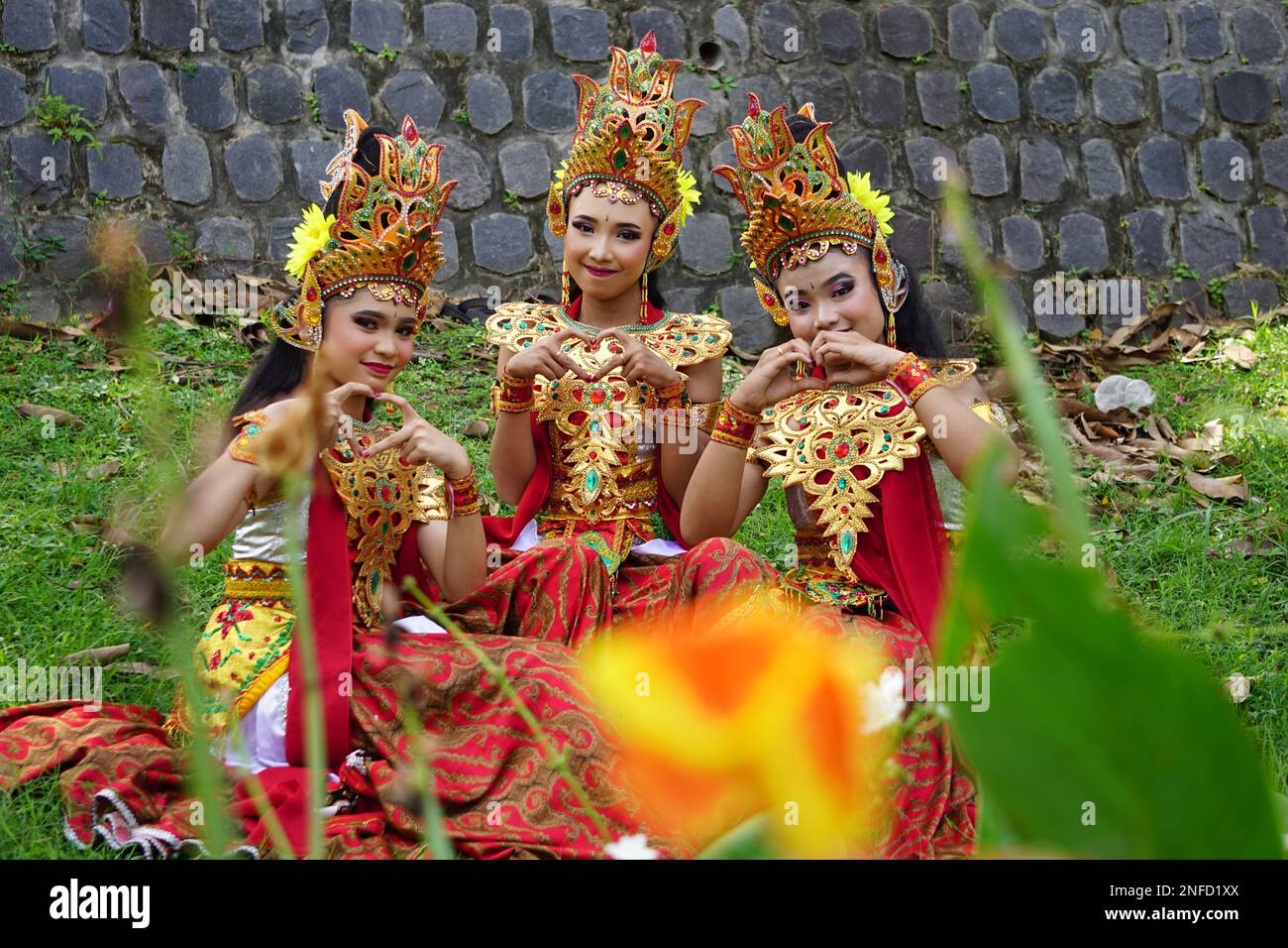 Indonesian traditional dancer with traditional clothes Stock Photo - Alamy