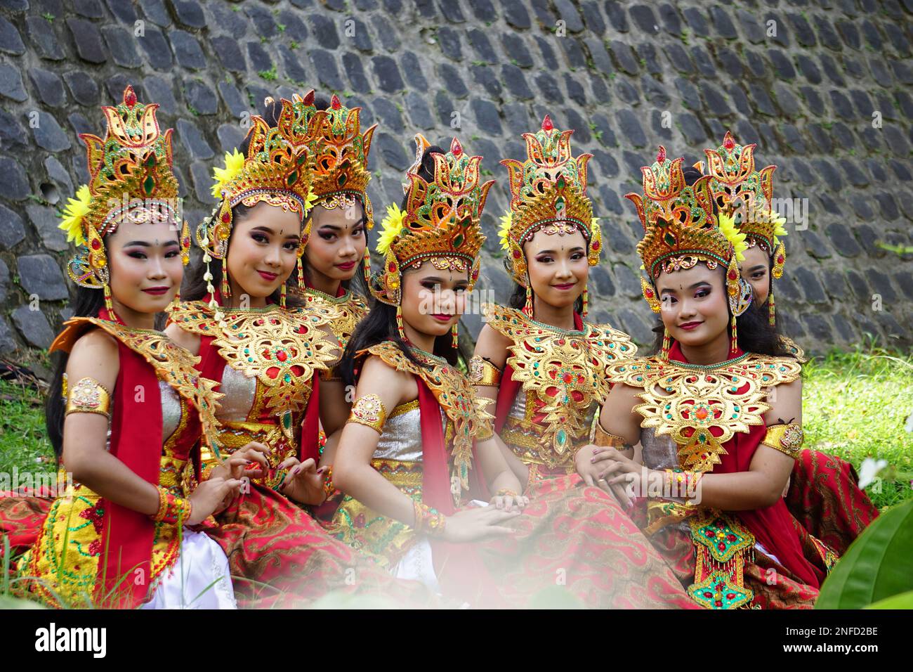 Indonesian traditional dancer with traditional clothes Stock Photo - Alamy