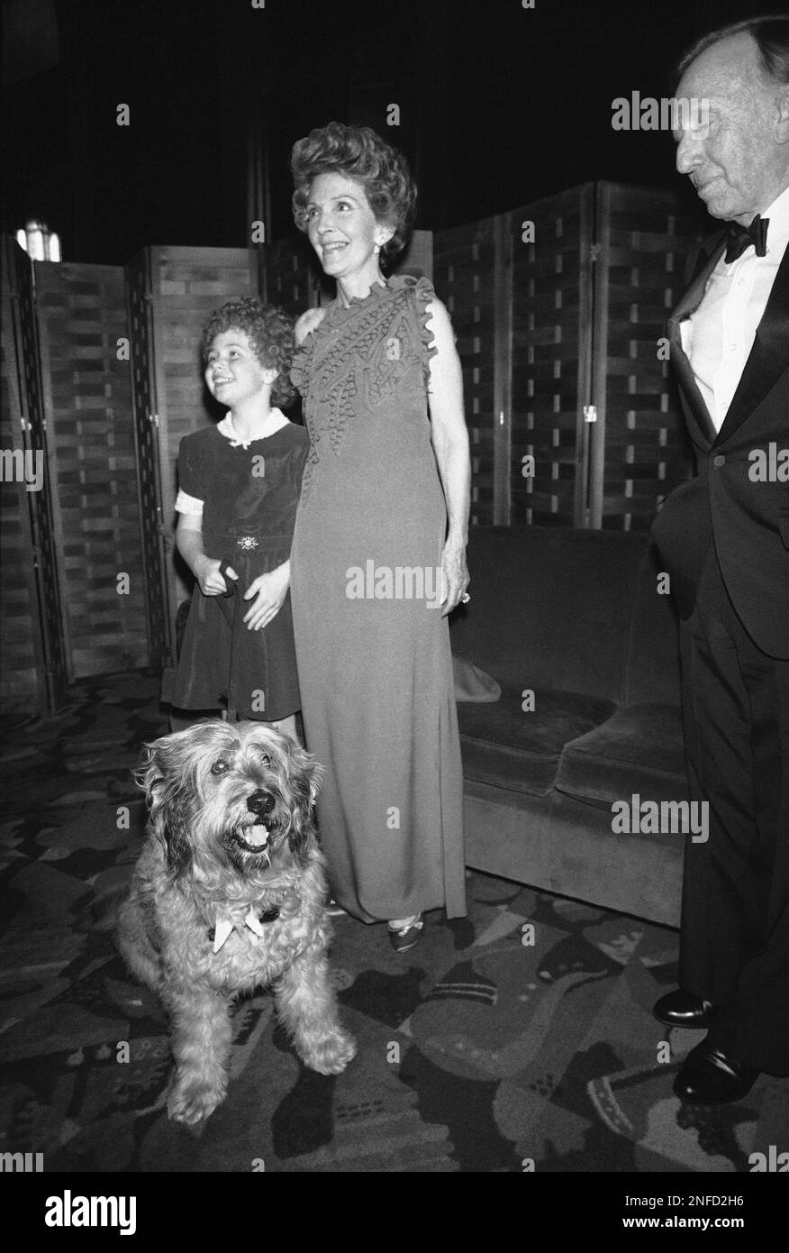 First lady Nancy Reagan with Annie, Aileen Quinn and the dog Sandy at ...