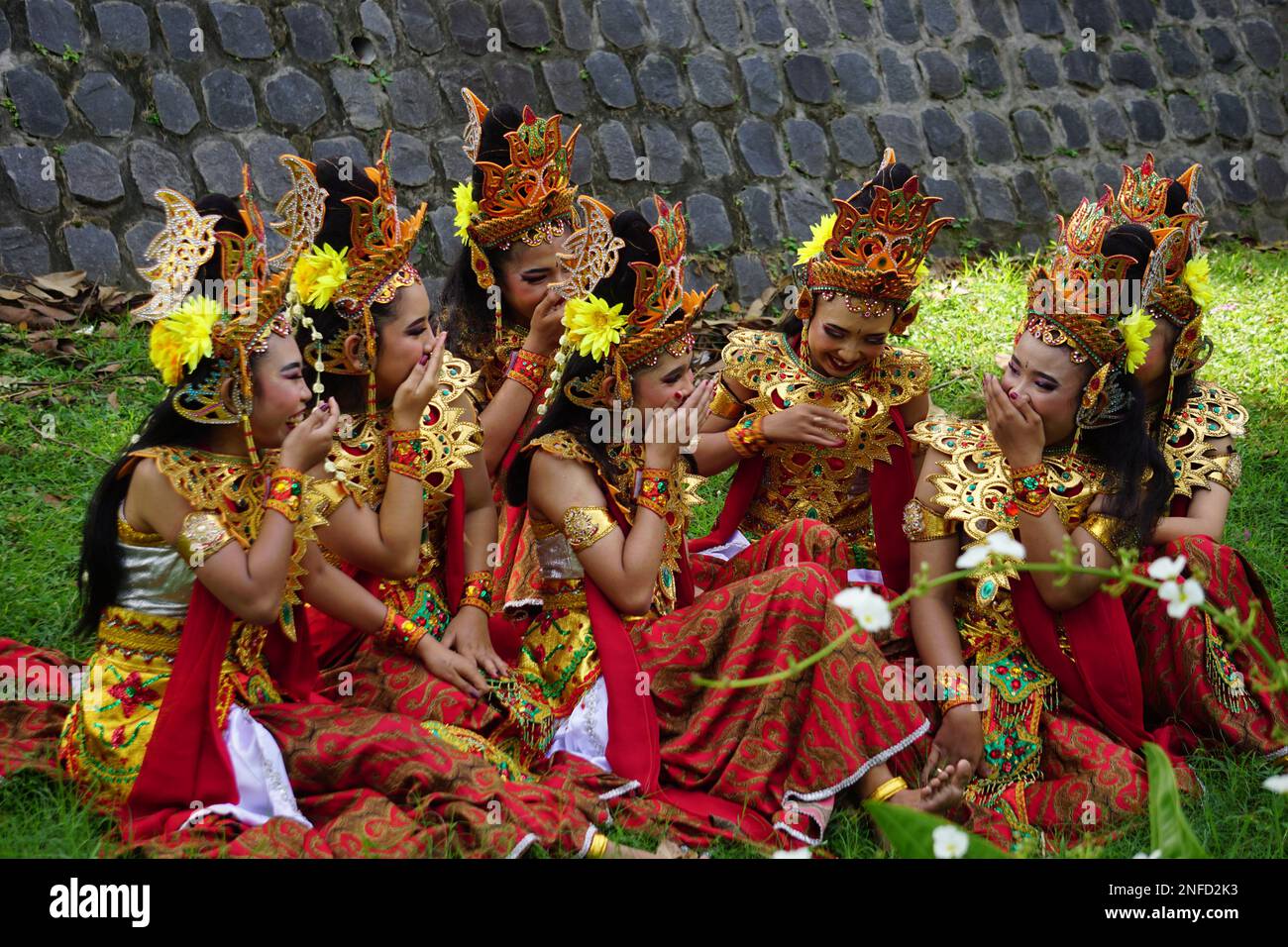 Indonesian traditional dancer with traditional clothes Stock Photo - Alamy