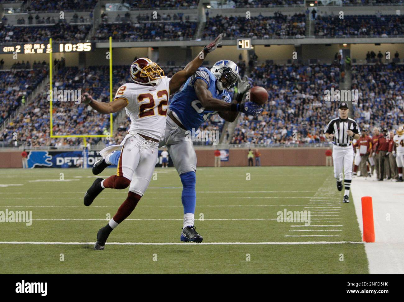 Washington Redskins cornerback Carlos Rogers (22) defends Detroit Lions ...