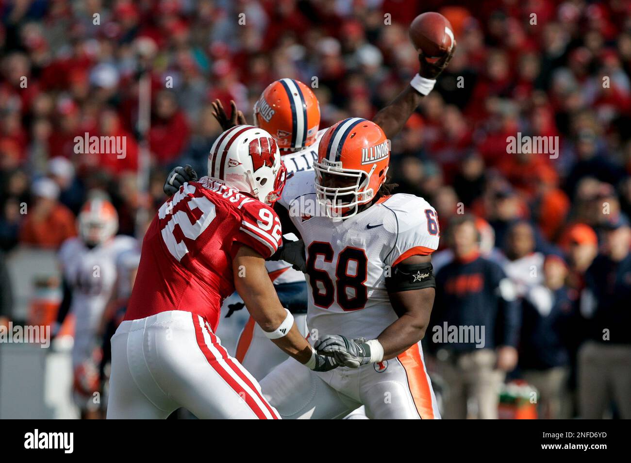 Wisconsin Matt Shaughnessy (92) Illinois Xavier Fulton during an NCAA ...