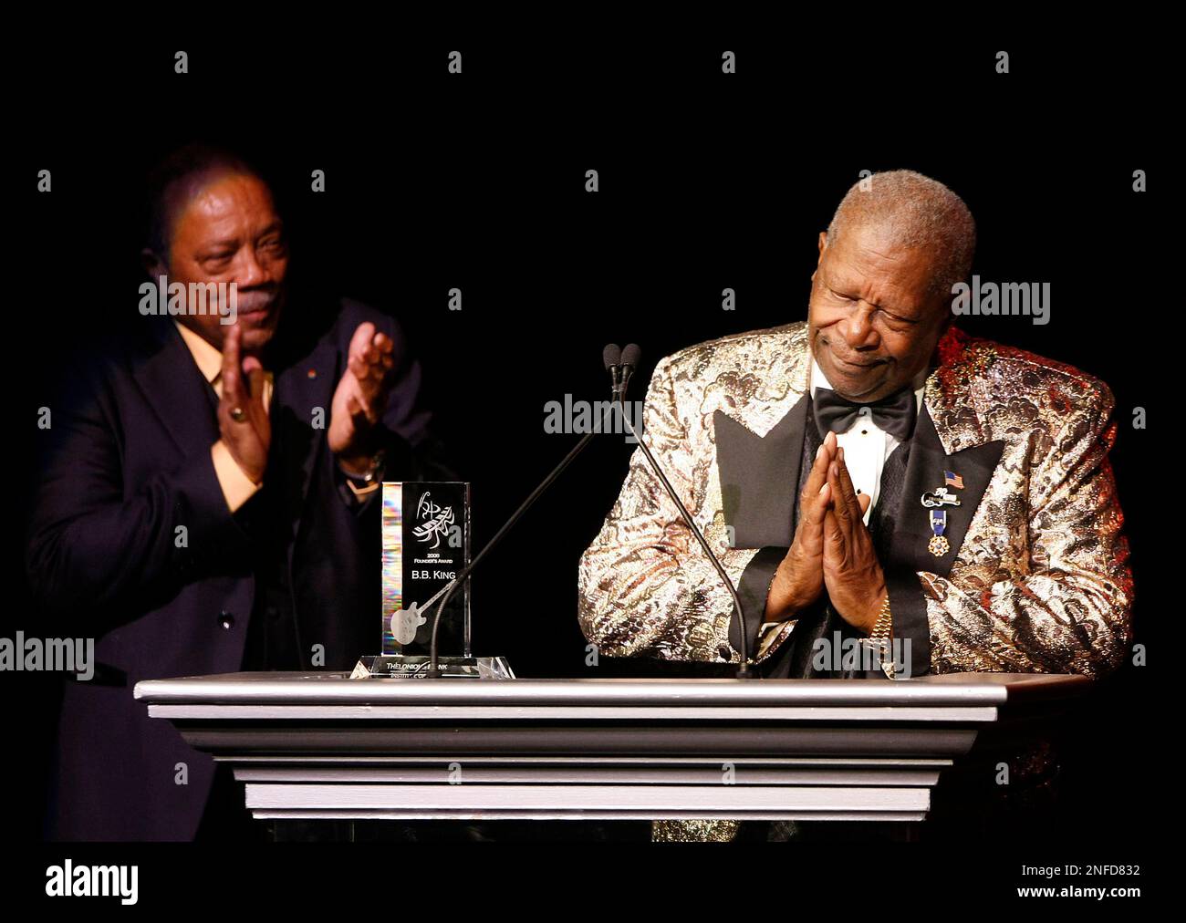 BB King recieves the Thelonious Monk Institute of Jazz Founder's Award ...