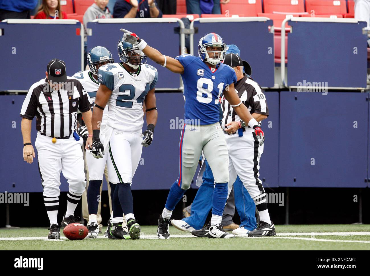 New York Giants Amani Toomer (81) signals for a first down against the ...