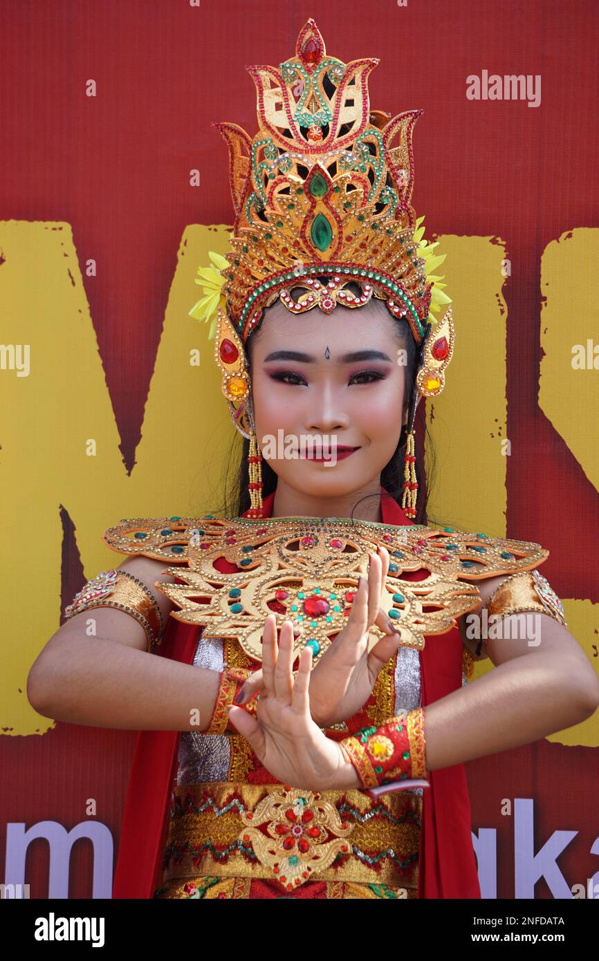 Indonesian traditional dancer with traditional clothes Stock Photo - Alamy
