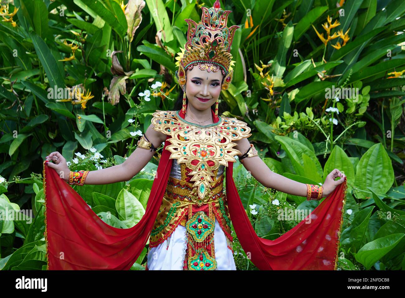 Indonesian traditional dancer with traditional clothes Stock Photo - Alamy