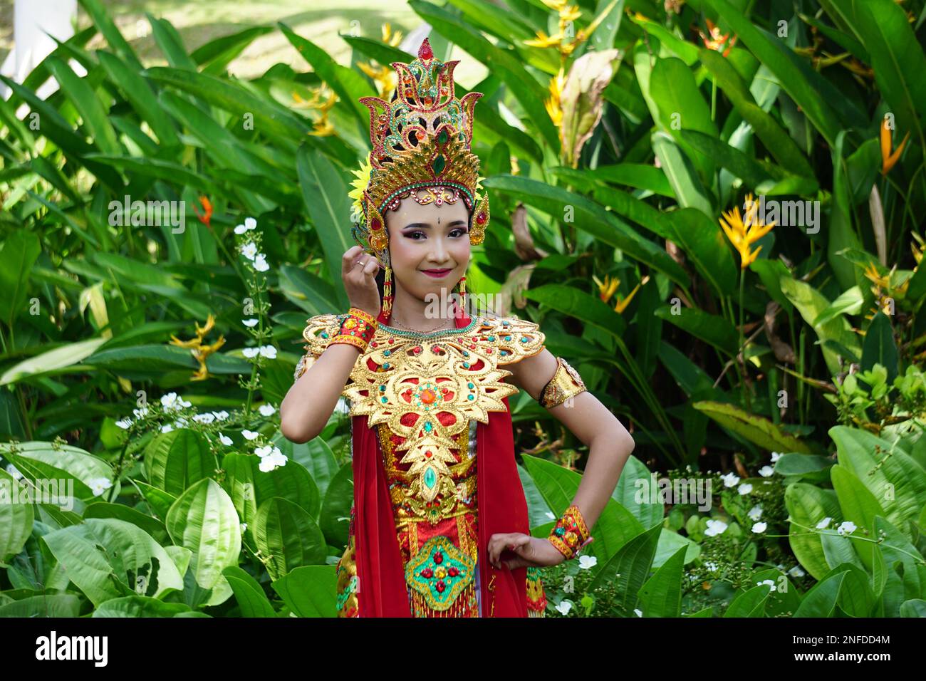Indonesian traditional dancer with traditional clothes Stock Photo - Alamy