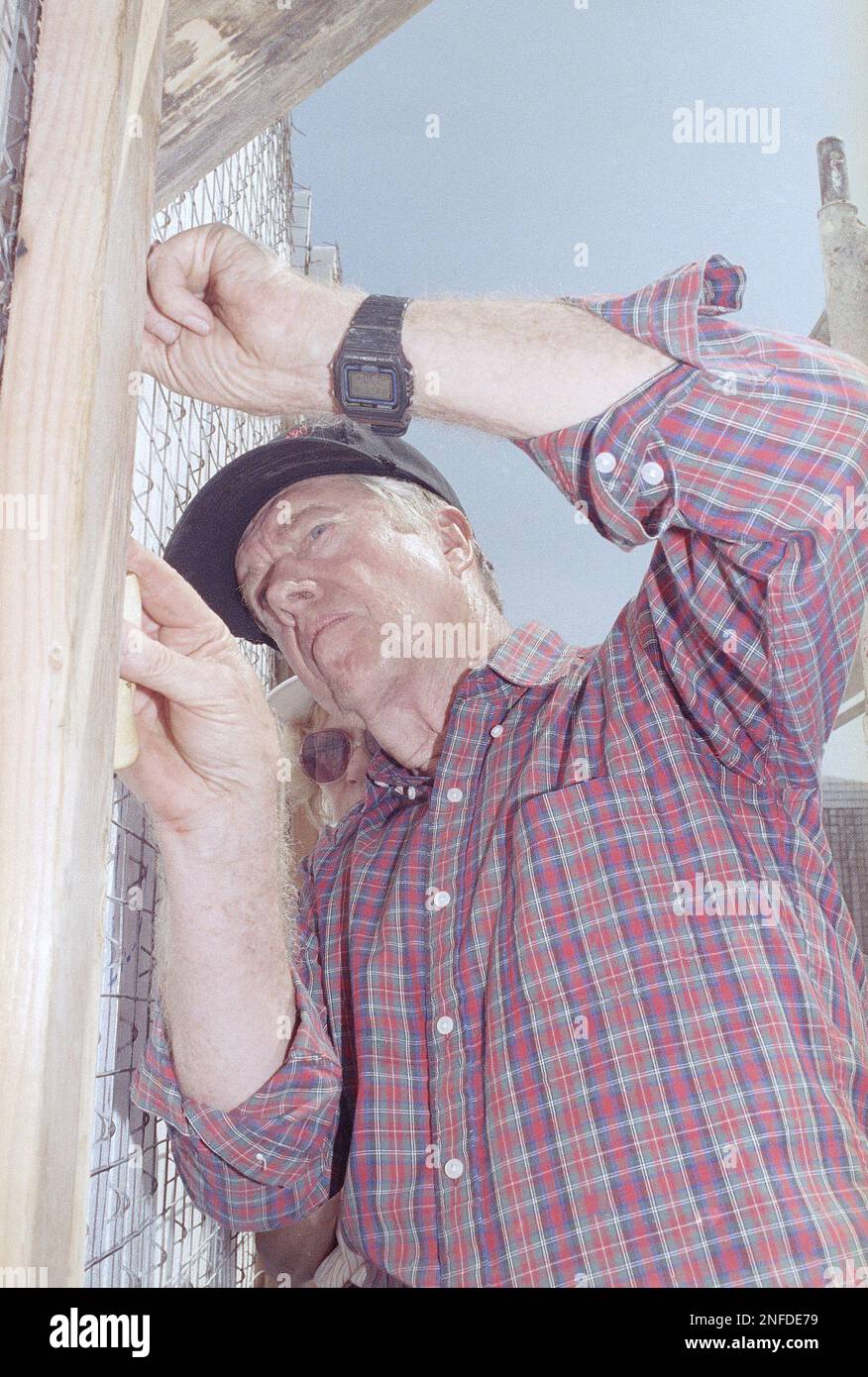 Former President Jimmy Carter building homes in a Habitat for Humanity ...