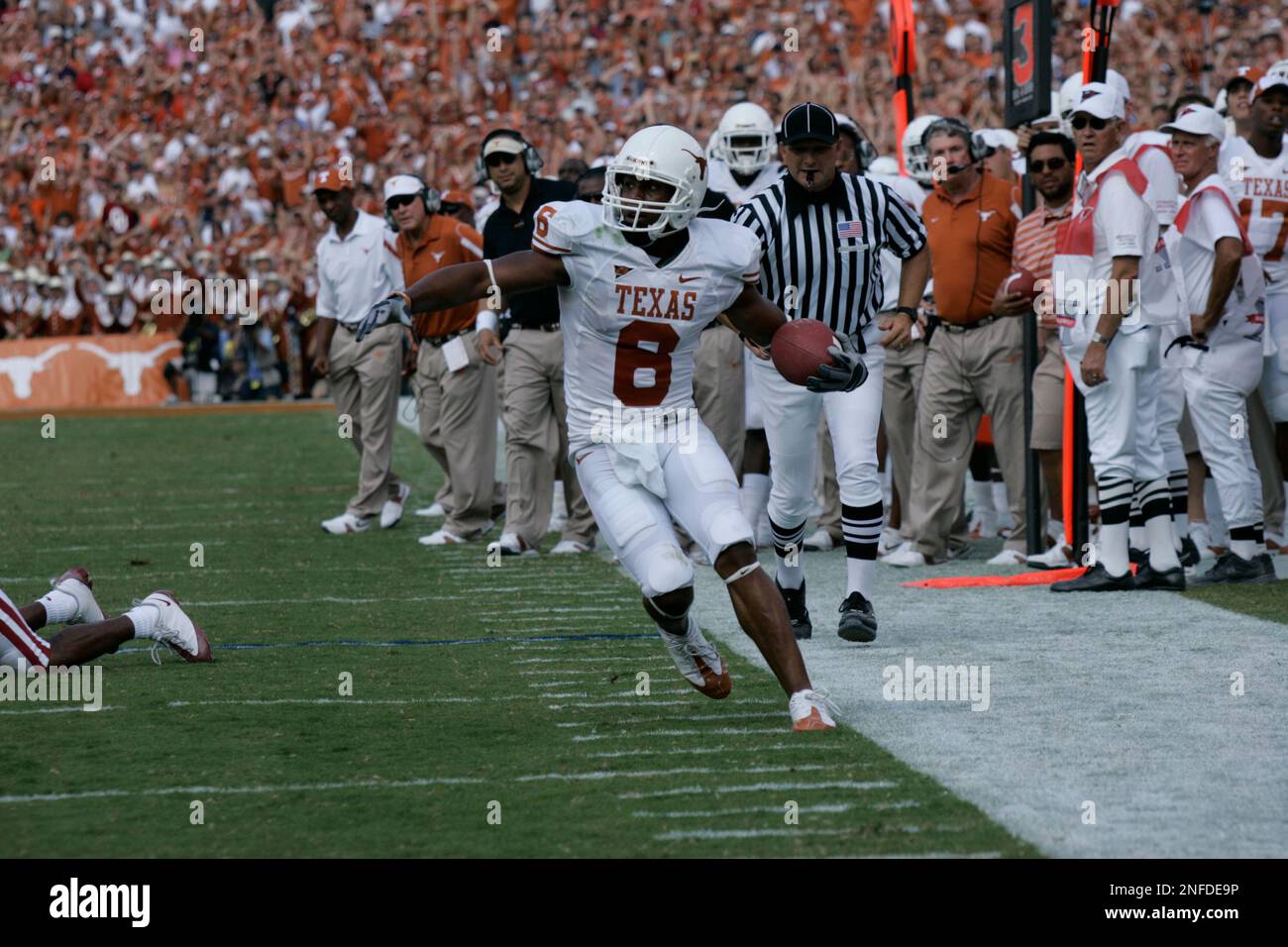 Texas wide receiver Quan Cosby (6) runs along the sideline against ...