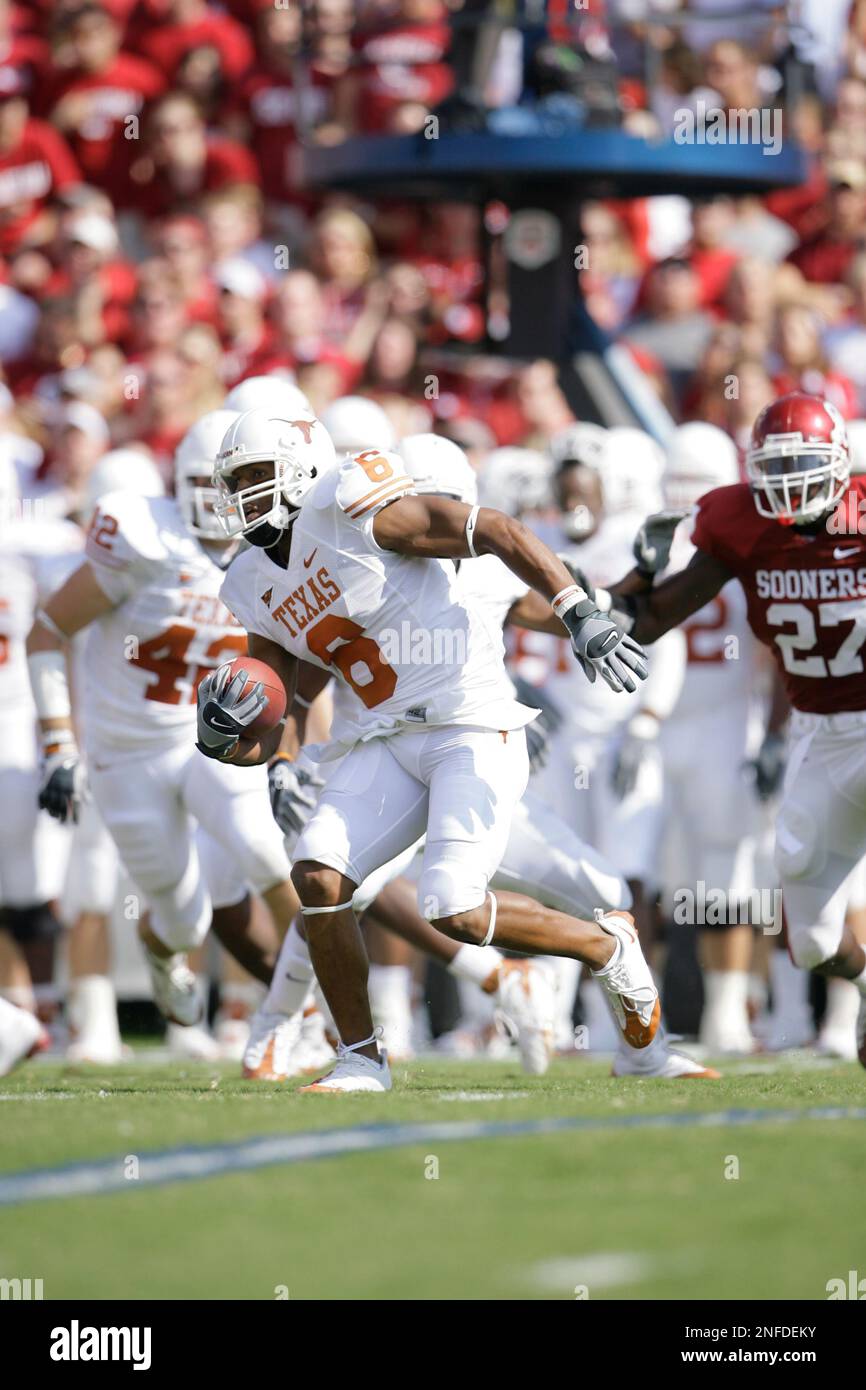 Texas wide receiver Quan Cosby (6) runs against Oklahoma during an NCAA ...