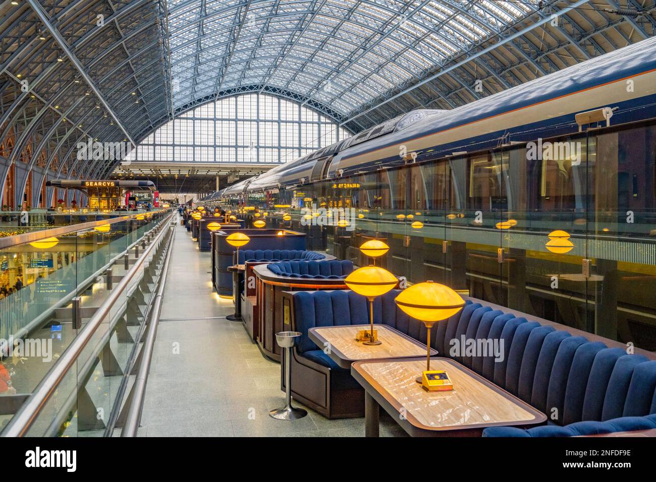 The champagne bar in the upper concourse at St Pancras Station London ...