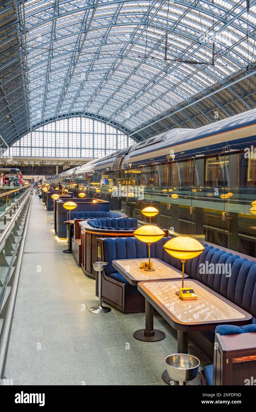 The champagne bar in the upper concourse at St Pancras Station London ...