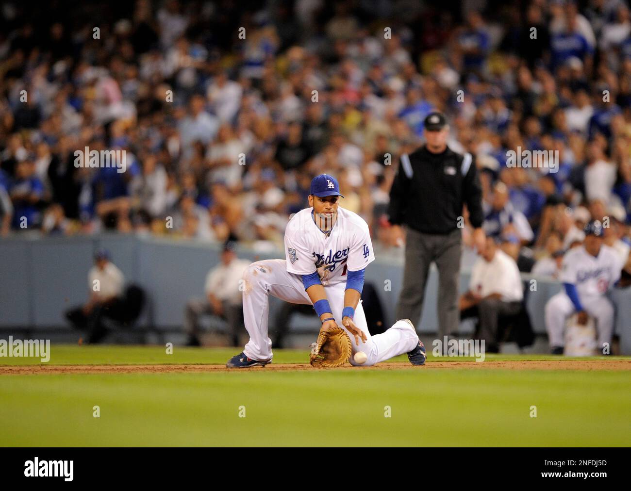 Los Angeles Dodgers James Loney #7 fields a grounder against the ...