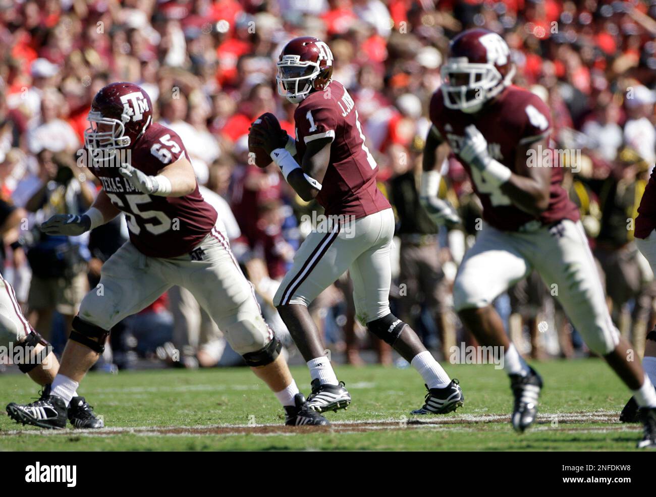 Texas A&M quarterback Jerrod Johnson (1) looks to pass during an NCAA ...