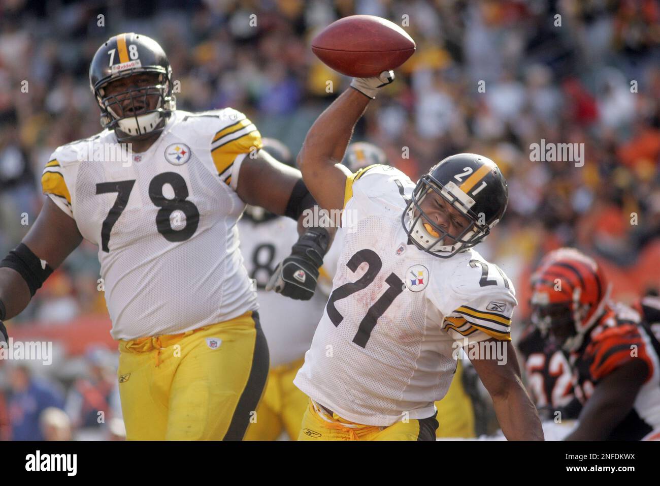 Pittsburgh Steelers running back Mewelde Moore spikes the football ...