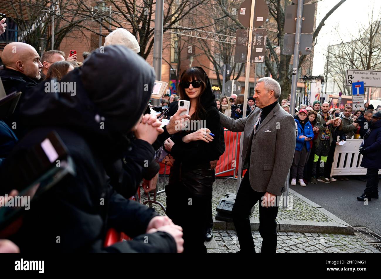 Anne Hathaway bei der Ankunft zur Pressekonferenz zum Kinofilm 'She ...
