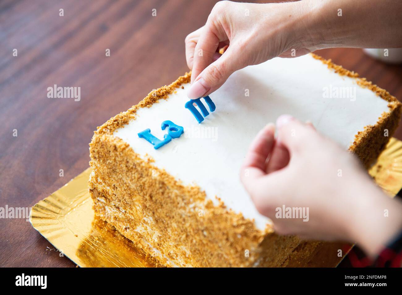 A female decorating a homemade cake Stock Photo - Alamy