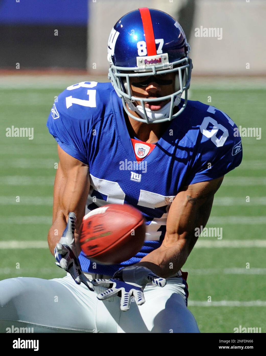 New York Giants wide receiver Domenik Hixon catches a pass during pre ...