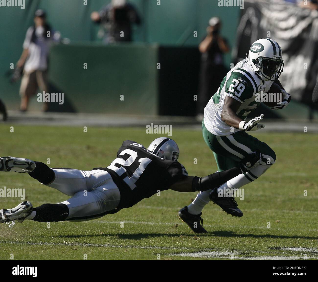 New York Jets running back Leon Washington (29) breaks a tackle by ...