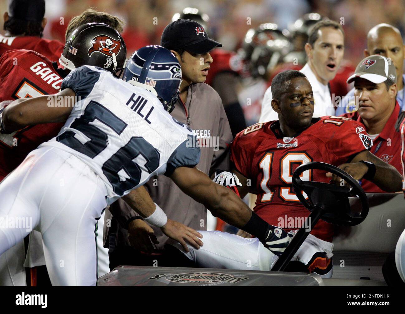 Tampa Bay Buccaneers wide receiver Ike Hilliard (19) is acknowledged by ...