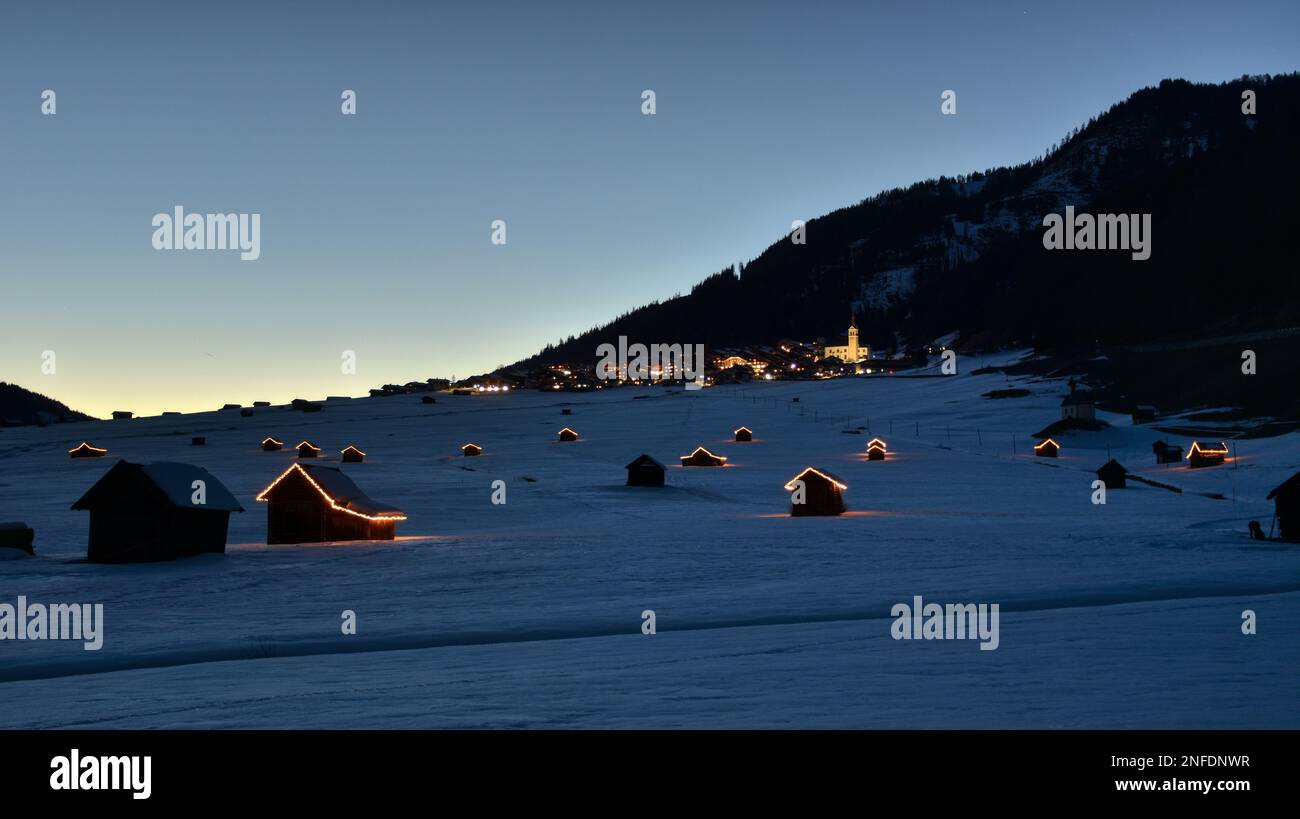 Obertilliach, Winter, Nacht, Heustadel, beleuchtet, Scheune, Schupfe ...