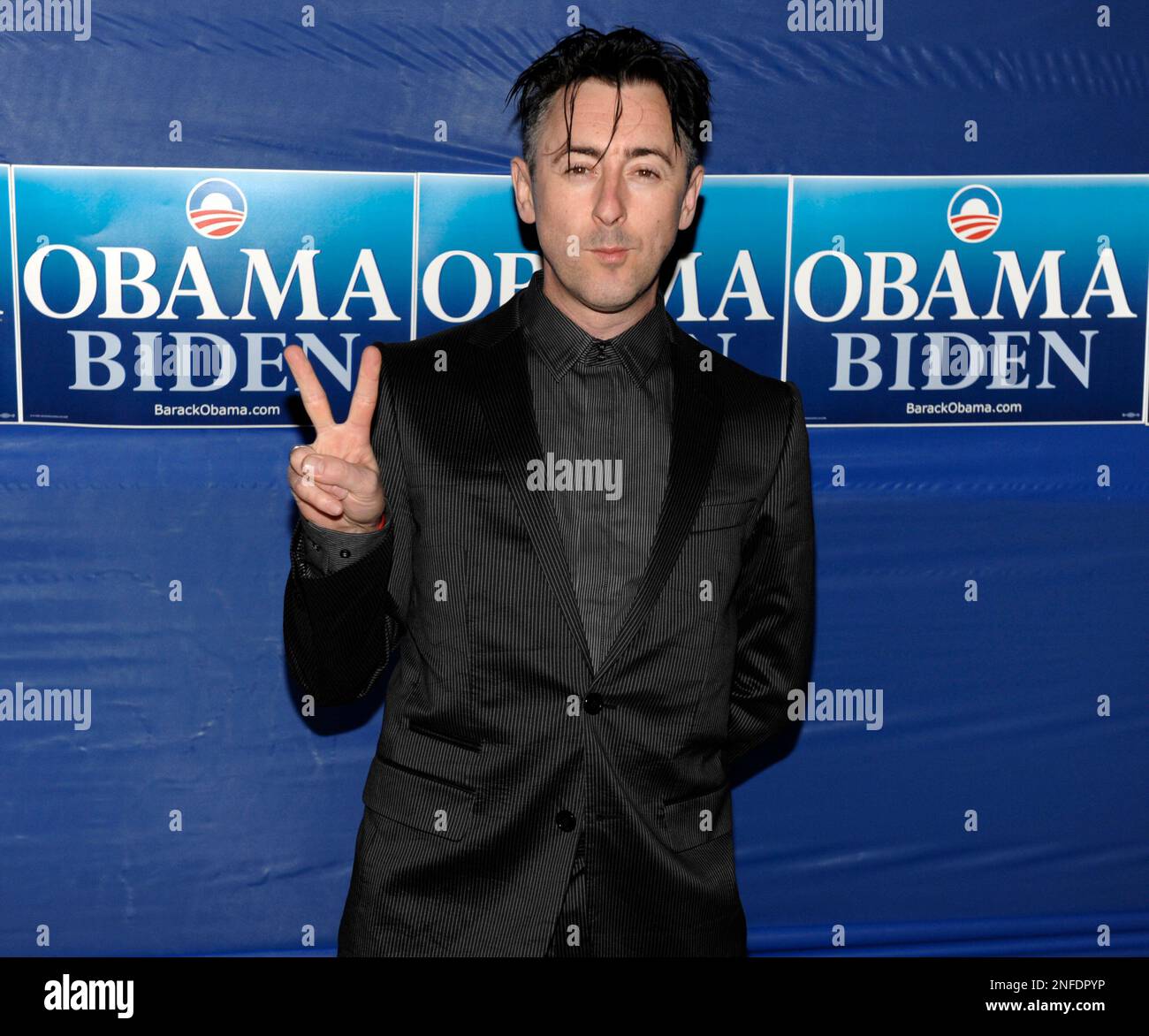 Alan Cumming arrives for "Countdown for Barack Obama: Leaders of ...