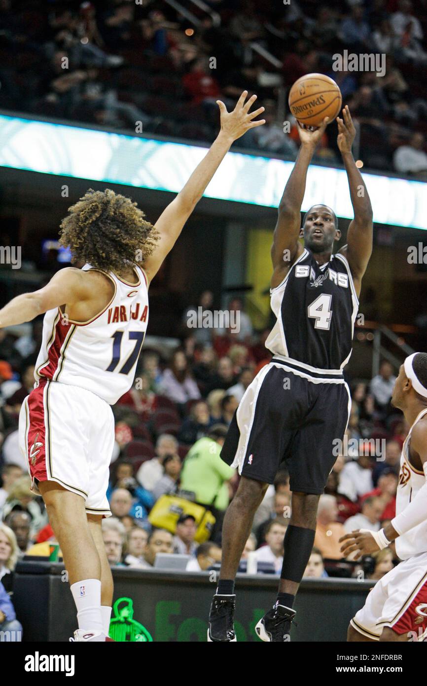 San Antonio Spurs' Michael Finley (4) shoots over Cleveland Cavaliers ...