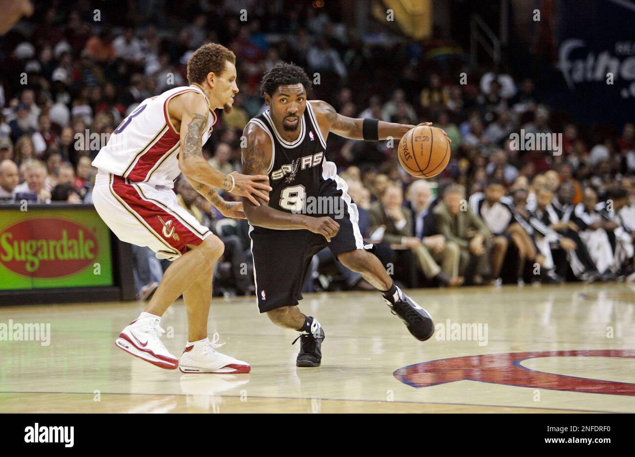 San Antonio Spurs' Roger Mason (8) drives on Cleveland Cavaliers ...