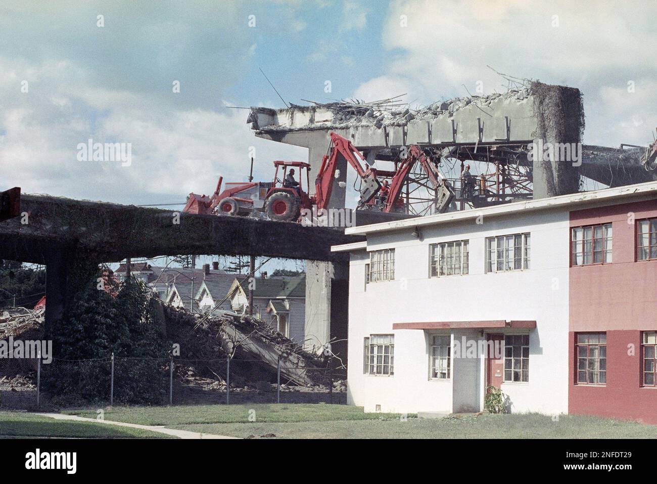 Demolition crews dismantle the I-880 Cypress structure between 8th and ...