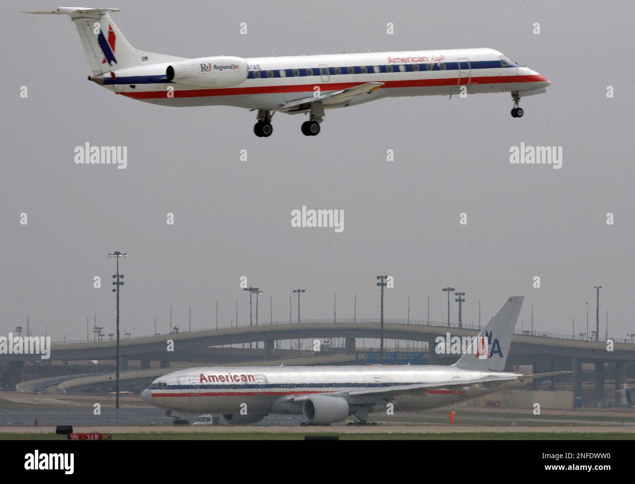 An American Eagle aircraft prepares to land at Dallas Fort Worth ...