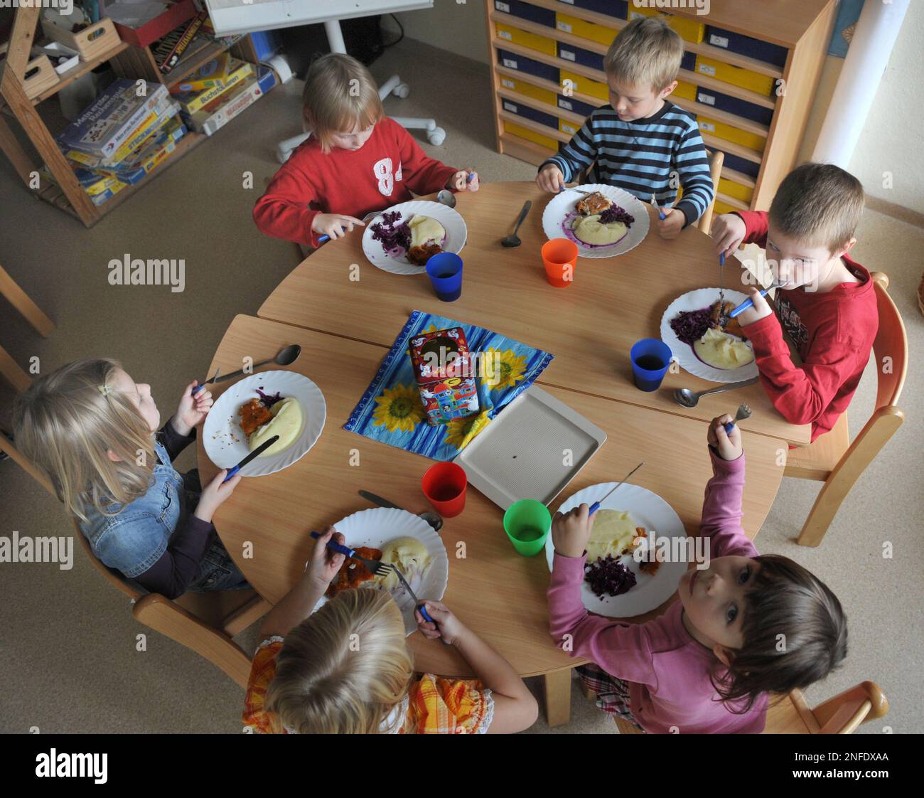 Kinder im Vorschulalter essen am Donnerstag, 16. Oktober 2008, in ...