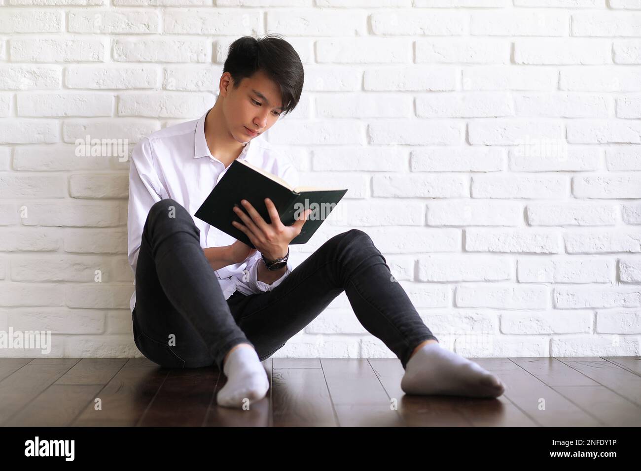 asian young man student with books in hands Stock Photo - Alamy