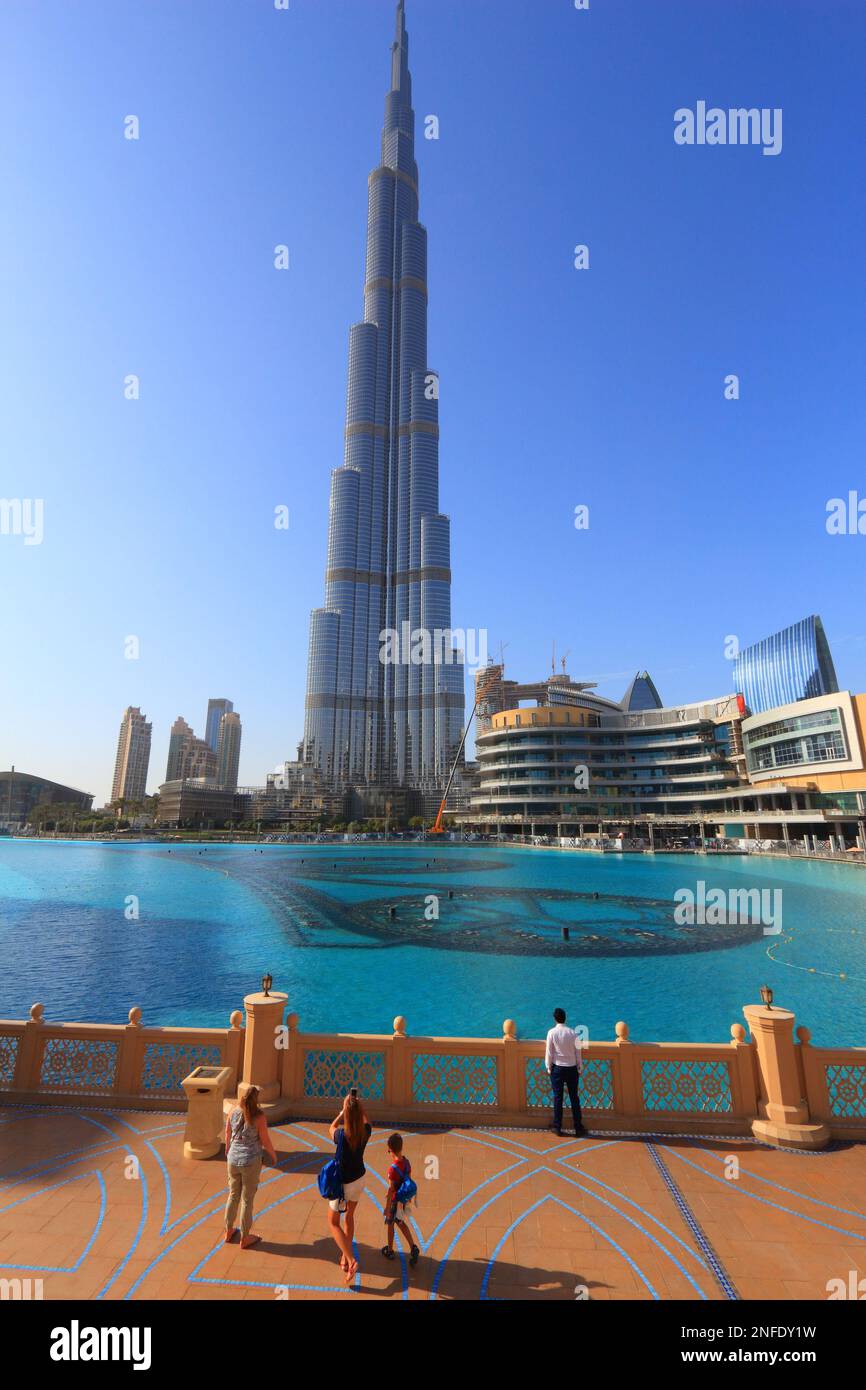 DUBAI, UAE - NOVEMBER 22, 2017: People take photos of Burj Khalifa ...