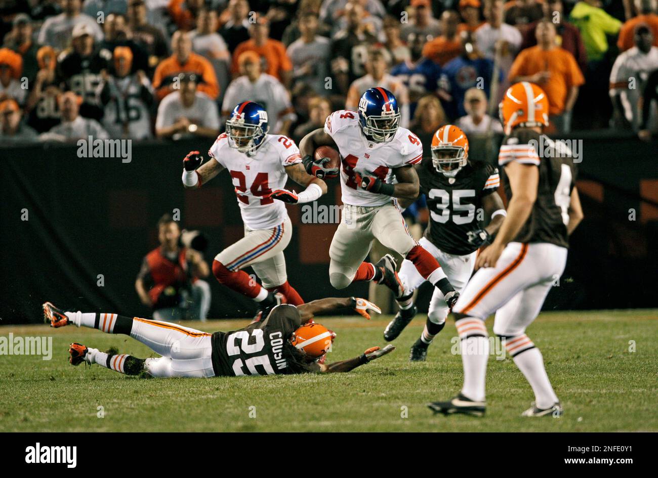 New York Giants' Ahmad Bradshaw (44) avoids Cleveland Browns defensive ...