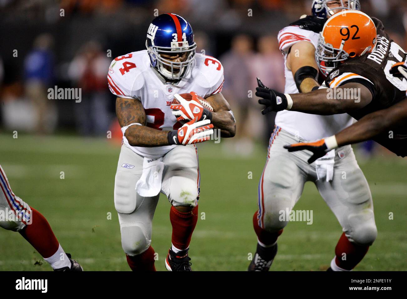 New York Giants running back Derrick Ward (34) runs against Cleveland ...
