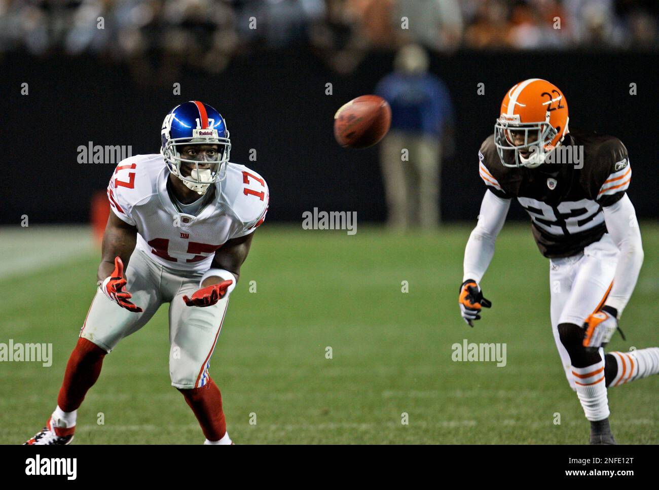 New York Giants wide receiver Plaxico Burress (17) waits for a pass as ...