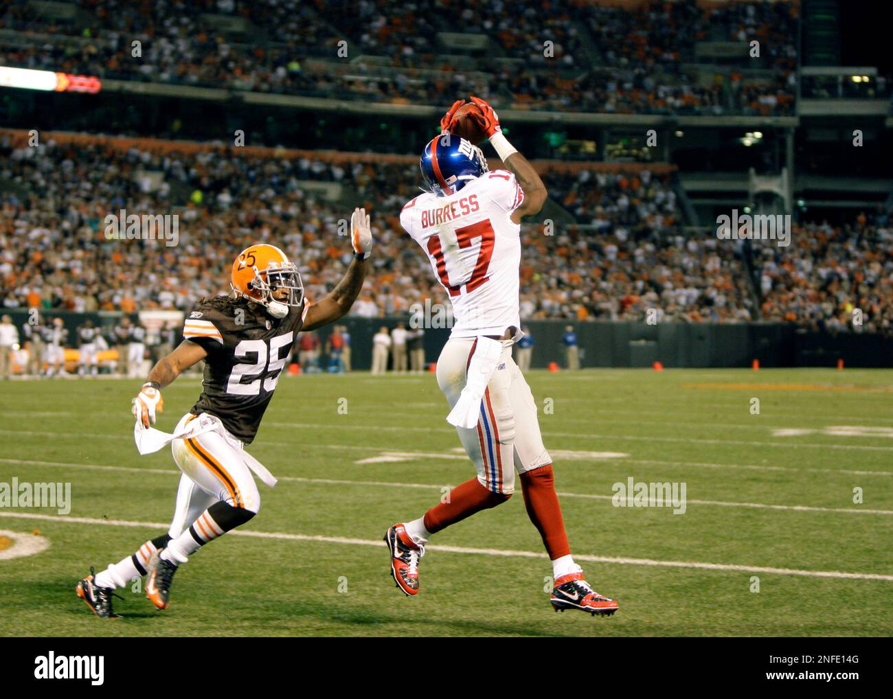 New York Giants wide receiver Plaxico Burress (17) catches a touchdown ...