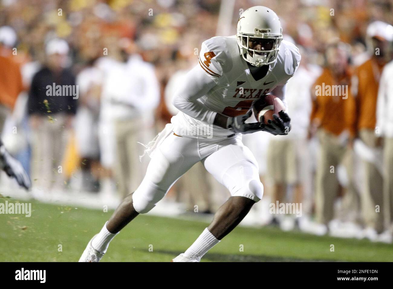 Texas wide receiver Dan Buckner (4) runs the ball during a Big-12 ...