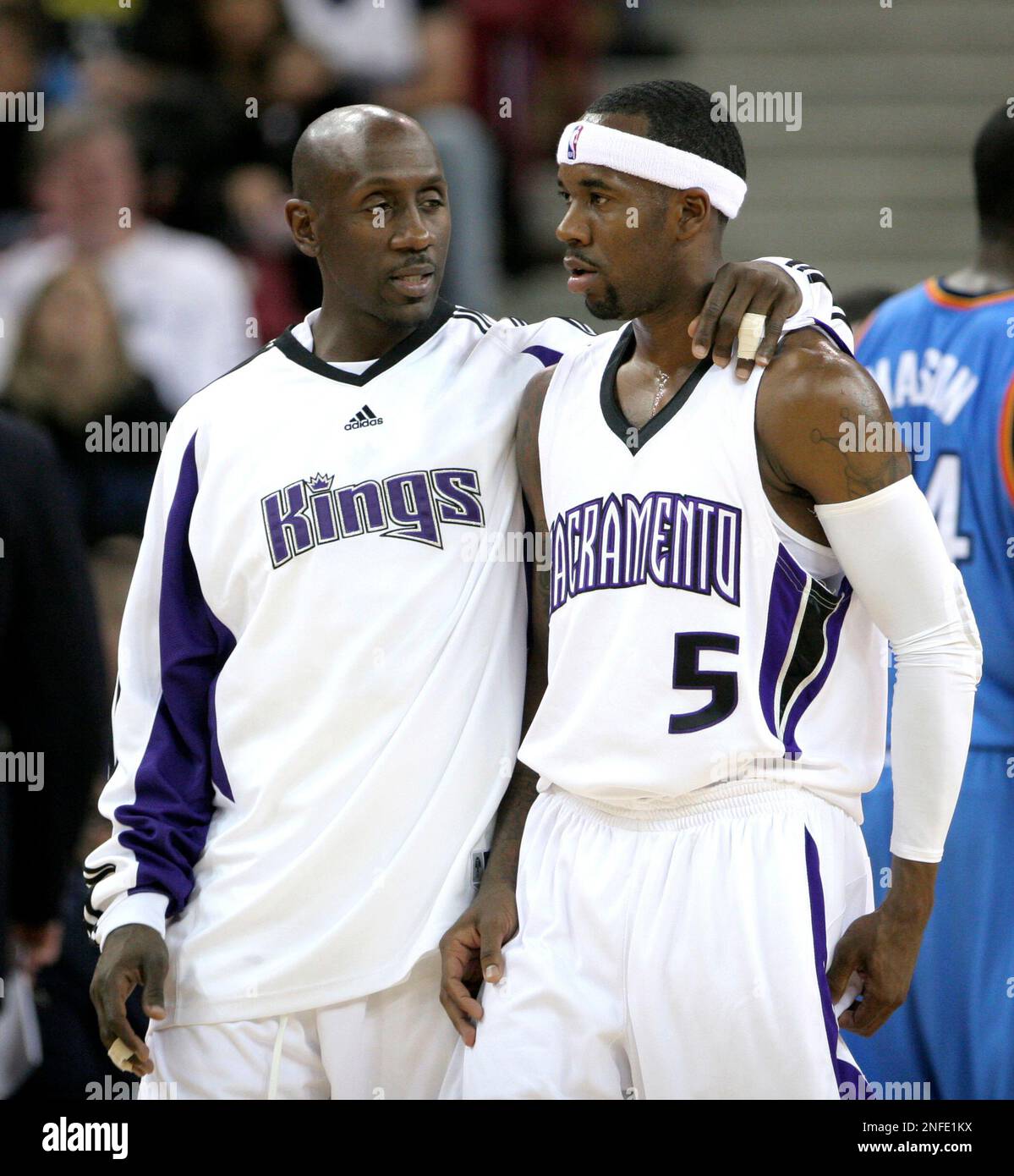 Sacramento Kings guard Bobby Jackson, left, puts his arm around ...
