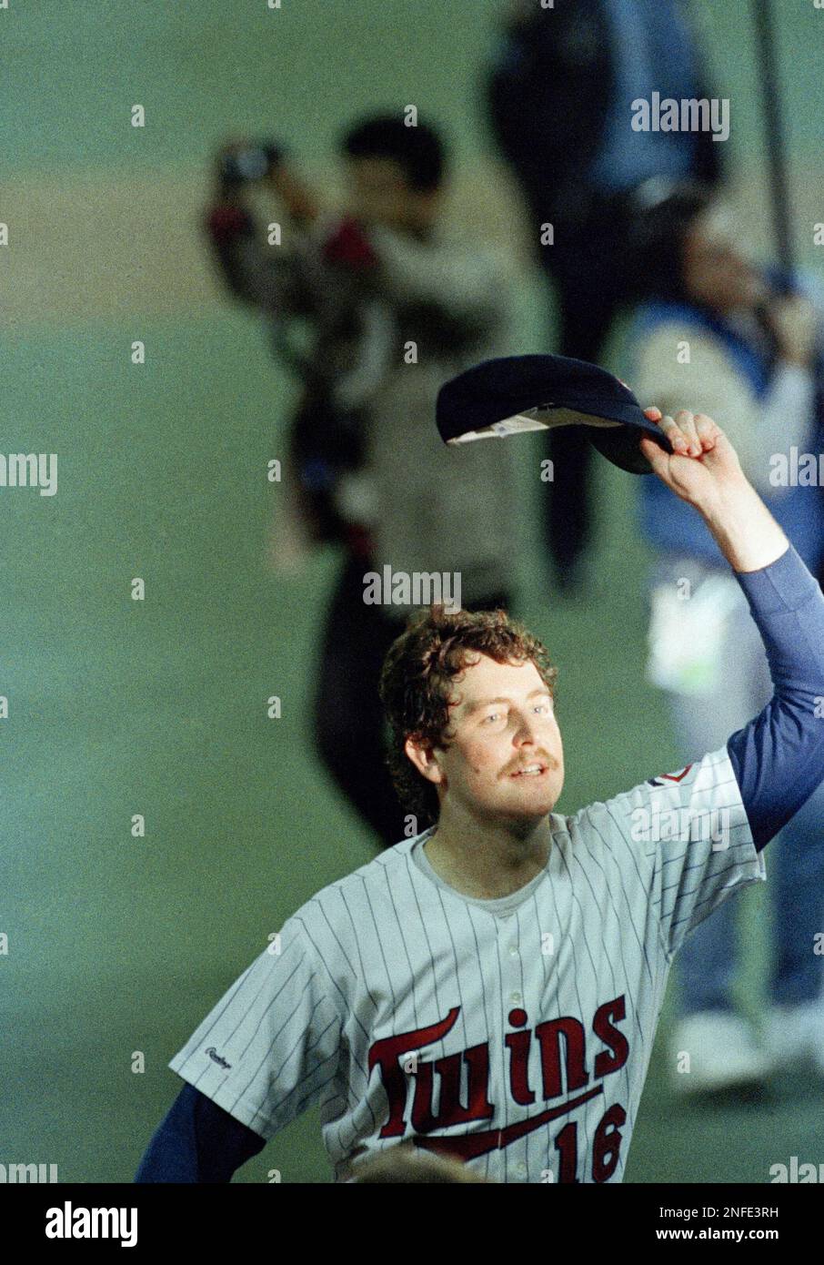 Minnesota Twins pitcher Frank Viola doffs his cap to the crowd after ...