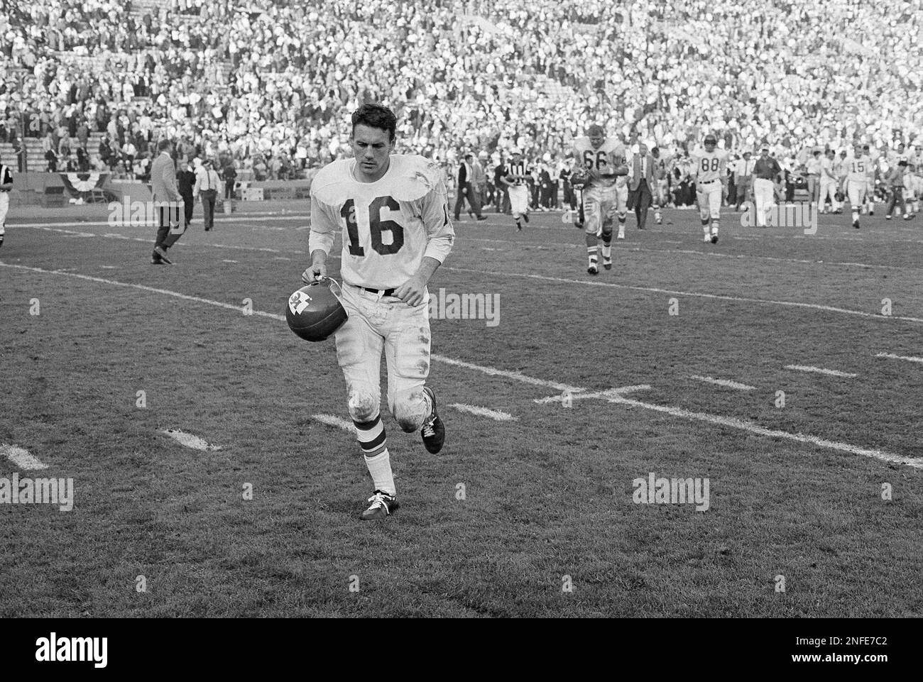 Quarterback Lenny Dawson of the Kansas City Chiefs leaves the field ...