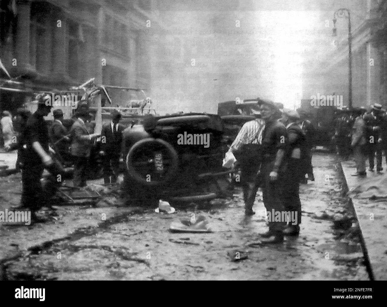 Wall Street bombing wreckage and people Stock Photo - Alamy