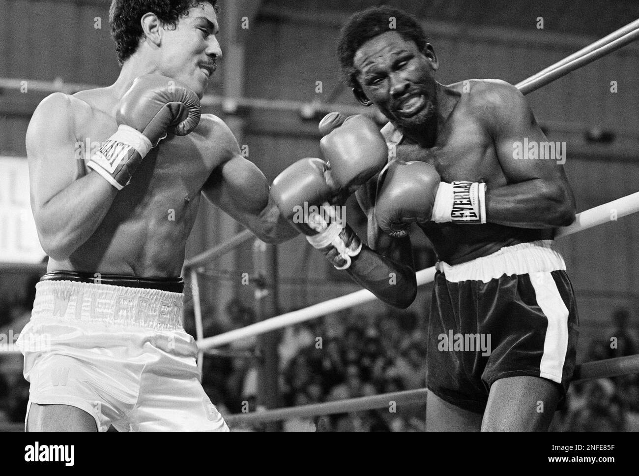 Puerto Rico's Wilfredo Gomez, left, lands a left punch to Panama's ...