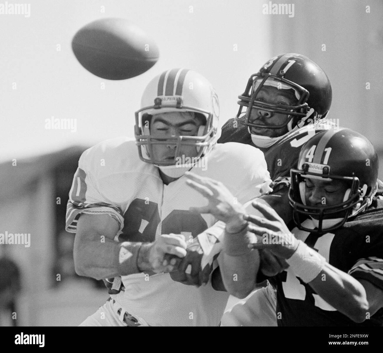 Miami Dolphins tight end Joe Rose (80) gets crowded as he tries to ...