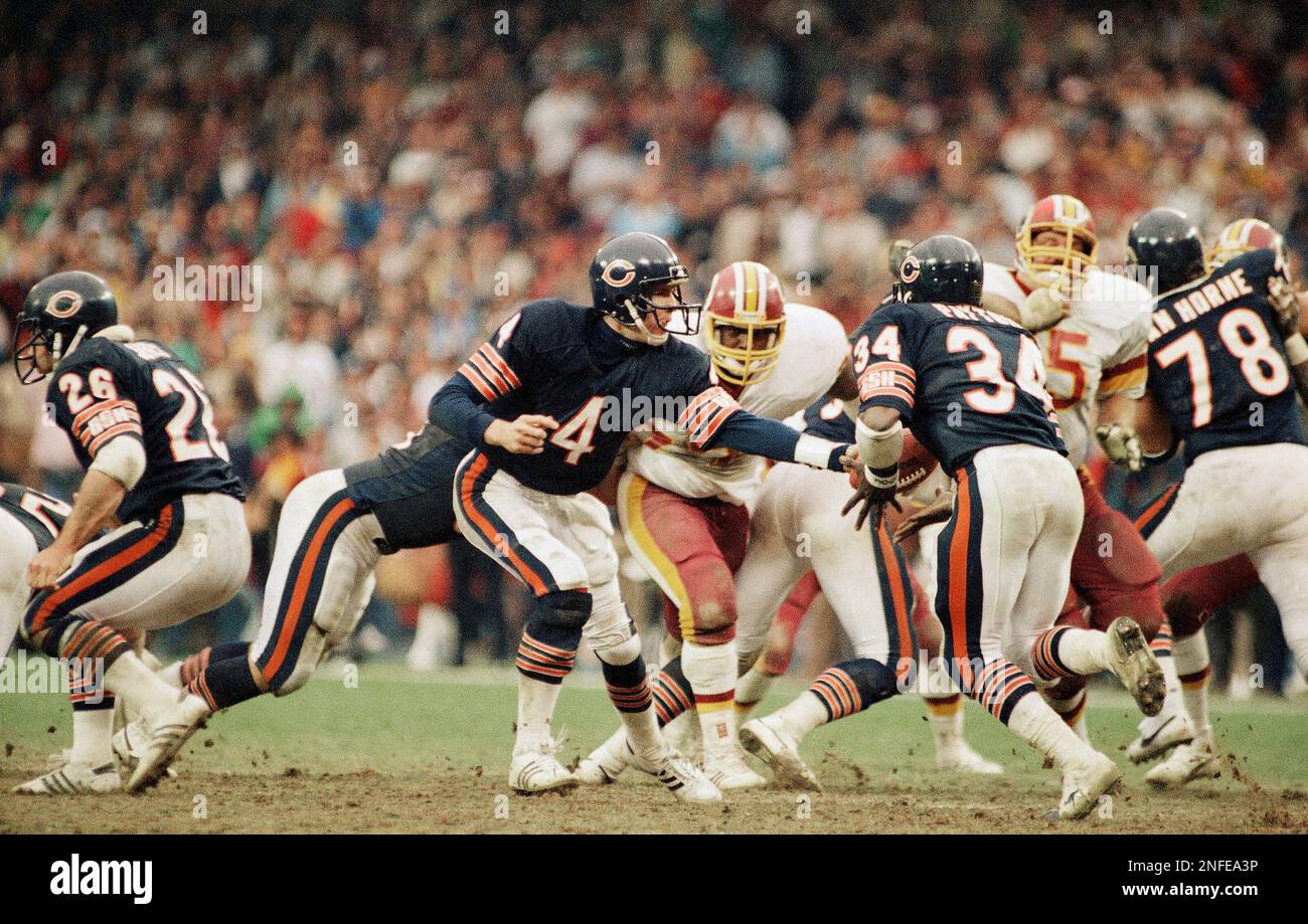 Chicago Bears quarterback Steve Fuller (4), hands off to his running ...